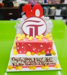 Bánh sinh nhật 2 tầng trang trí logo và tiền vàng sự kiện công ty Thủ ...